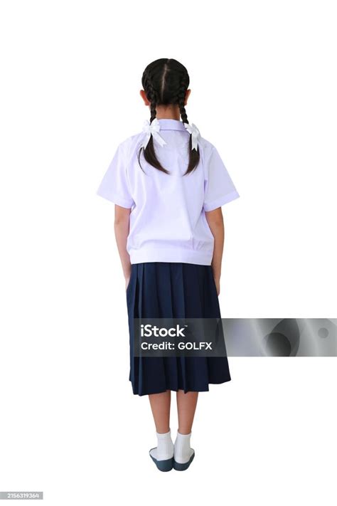 초등학생 또는 초등학생 교복을 입은 아시아 학생 소녀가 흰색 배경에 고립되어 서 있습니다 학교 컨셉으로 돌아 가기 클리핑 경로가 있는 이미지 전체 길이 8 9 살에 대한