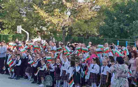 Без маски Училищната година започна за 717 000 ученици