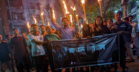 অভিযুক্তদের শাস্তির দাবিতে জবিতে মশাল মিছিল