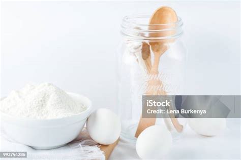 베이킹 재료입니다 흰색 배경입니다 재료와 도구는 케이크를 만들어 밀가루 우유 계란 핀 나무 숟가락 병 0명에 대한 스톡 사진 및