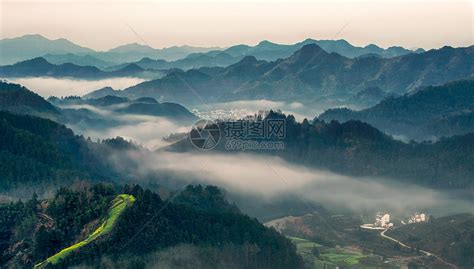 晨雾缭绕的群山与小村庄高清图片下载 正版图片500692636 摄图网