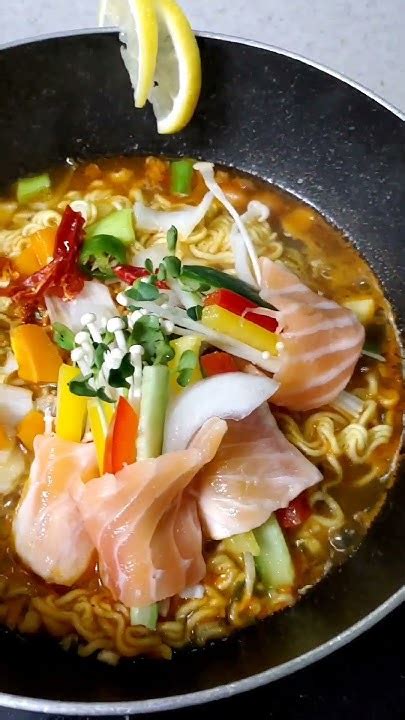 입맛없을때 ~ 【연어샐러드라면】 파프리카오이무새싹청양고추 Youtube