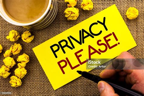 개인 정보 보호 동기 부여 전화 보여주는 텍스트 기호 개념 사진 수 조용한 나머지 편안 할 저희가 옆 황 마 배경 컵에 스티커 메모 지와 종이 공에 작성 하지 교란 하십시오