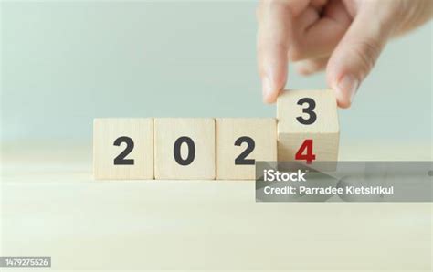 2024년 새해 시작 나무 큐브 블록에 2023년부터 2024년까지의 뒤집기 2024년 새해의 시작과 시작 새해 삶 사업 계획 목표 목표 및 전략 개념에 대한 준비 2024