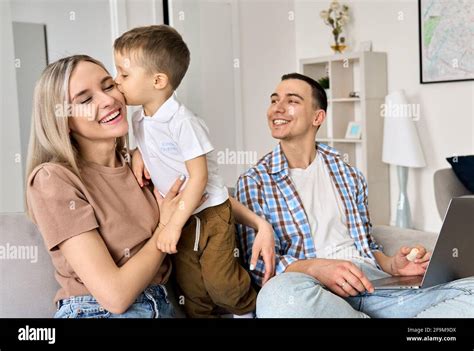 Baiser Sur La Joue Enfants Banque De Photographies Et Dimages à Haute