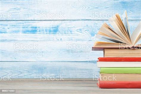 오픈도 서 나무 테이블에 대 한 Hardback 책입니다 교육 배경입니다 학교 돌아가기 텍스트에 대 한 공간을 복사 합니다 개체