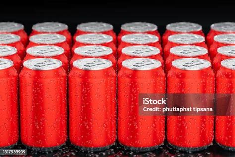 알루미늄 레드 캔을 화장하고 물방울 결로 검은 색 배경 음료 물 에너지 음료 맥주 주스 알코올 및 탄산음료 담수 방울 3d 렌더링 일러스트레이션 가냘픈에 대한 스톡 사진 및