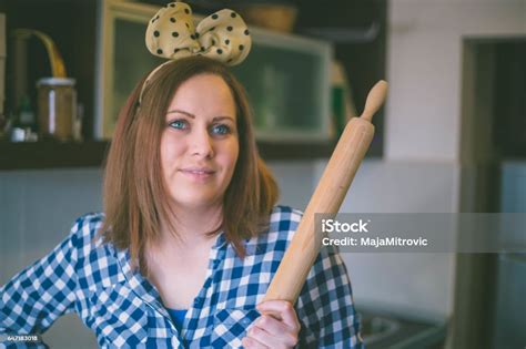 젊은 여자는 기쁨으로 부엌에서 요리입니다 그녀는 서 누른 롤링 핀 가정 생활에 대한 스톡 사진 및 기타 이미지 가정 생활 가정 주방 가정의 방 Istock