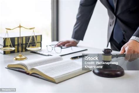 법무부 변호사와 망치 판사 소송에 종사 하는 사업가 또는 변호사 법정에서 문서 작업 법률 자문 및 사법 개념 검사 변호사에 대한 스톡 사진 및 기타 이미지 Istock