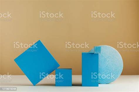 기하학적 파란색 모양 추상 적인 모양입니다 제품에 대한 빈 연단 Minimalism 공간을 복사합니다 0명에 대한 스톡 사진 및 기타 이미지 Istock