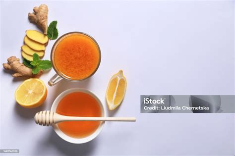 하얀 배경에 맛있는 생강차와 재료 평평하게 누워 있습니다 텍스트를 위한 공간 0명에 대한 스톡 사진 및 기타 이미지 0명