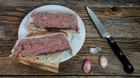 테이블에 돼지 고기와 간에서 베이컨으로 싸인 집에서 만든 파테 0명에 대한 스톡 사진 및 기타 이미지 0명 갈색 고기
