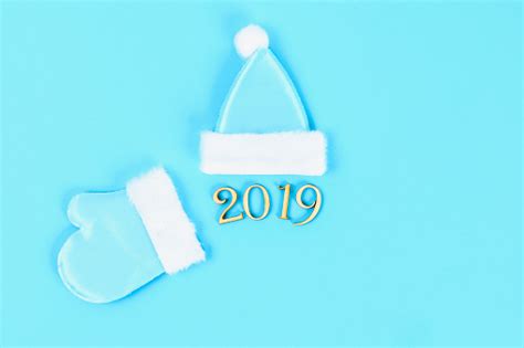 텍스트 2019 년입니다 겨울 모자와 파란색 배경에 벙어리 장갑 상위 뷰 평평 하다입니다 12월에 대한 스톡 사진 및 기타