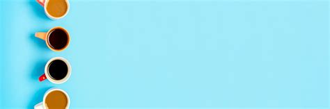 뜨거운 음료 커피 카푸치노 파란색 배경에 우유와 커피 컵 컨셉 커피숍 친구 만나기 친구와의 아침 식사 친절한 팀 배너 플랫 레이