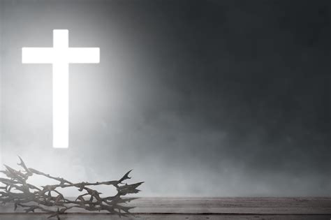 기독교 십자가와 가시 면류관 프리미엄 사진