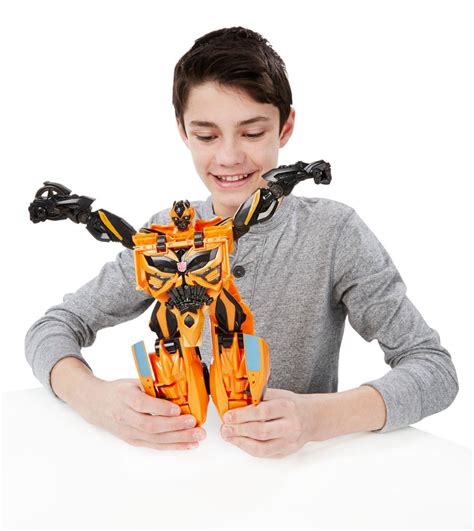 Figura Transformers Mega One Step Bumblebee Hasbro Toymania Barão