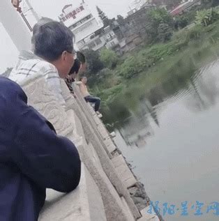 驚險揭西一大橋有男子翻出橋欄欲跳河輕生 壹讀