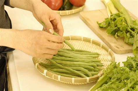 东方人 手 一个人 焊工 交叉 横图 俯视 室内 特写 白天 植物 厨房 桌面 桌子 竹子 豆 蔬菜 西红柿 亚洲 双手 仅一个年轻女性 仅
