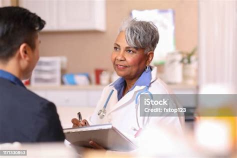 사무실 클리닉에서 여성 의사와 성인 환자 건강 진단에 대한 스톡 사진 및 기타 이미지 건강 진단 건강관리와 의술 공유 개념 Istock