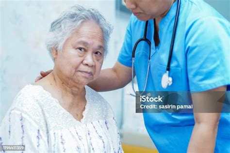 아시아 간호사 물리 치료사 의사 진료 도움 및 병원 병동에서 노인 노인 여성 환자를 지원 건강한 강한 의료 개념 간호사에 대한 스톡 사진 및 기타 이미지 Istock