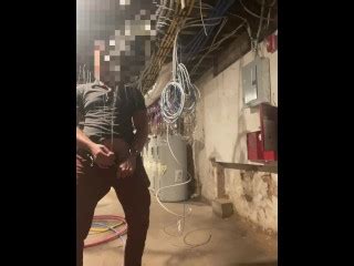 一个专业的绅士在角落里撒尿，然后到处都是你！ Pornhub Gay