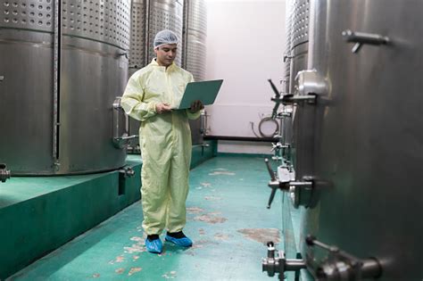 와인 공장 와인 생산 와인을 생산합니다 포도주 양조장 공장 및 스테인리스 탱크에서 제조하는 동안 발효 과정을 검사하는 와인