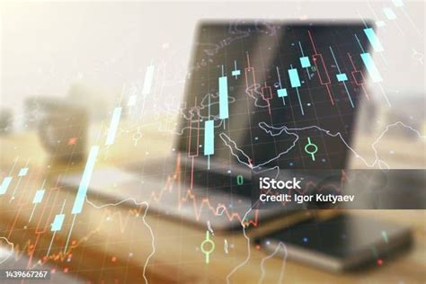 세계 지도가 있는 추상적인 창의적인 재무 차트와 배경 연구 및 분석 개념에 노트북이 있는 현대적인 데스크톱의 다중 노출 0명에 대한 스톡 사진 및 기타 이미지 Istock