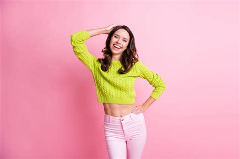 부주의 한 빛나는 물결 모양의 레이디 착용 녹색 스웨터 미소 댄스 고립 된 파스텔 핑크 컬러 배경의 사진 갈색 머리에 대한 스톡 사진 및 기타 이미지 Istock