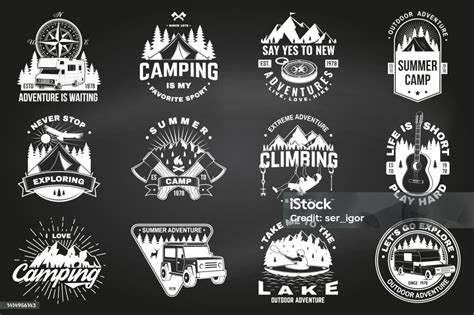 칠판에 캠핑 배지 디자인 세트 벡터 일러스트레이션 카누 기타 등산가 산 도끼 호수 나침반 야영자 Rv 텐트 및 숲 실루엣에 남자와 빈티지 타이포그래피 디자인 산에 대한 스톡