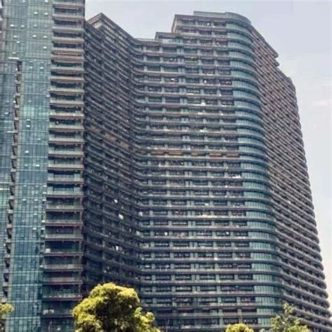 Posee Además Una Variedad De Negocios Que Incluye Un Patio De Comidas Gigante Así Como