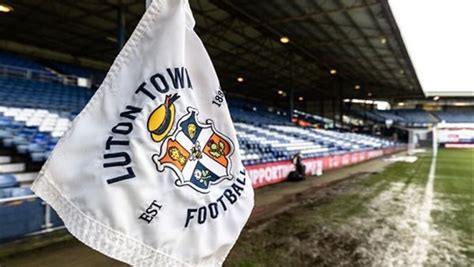 لفتة رائعة لوتون تاون ينظم إفطارًا جماعيًا داخل النادي