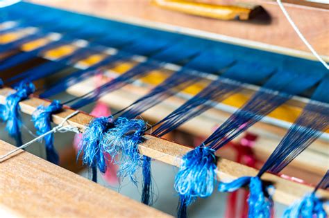 닫기 최대의 블루 실크 길 쌈 기계에 태국 전통 실크 수 제 실크 섬유 직조 짜기 고대의에 대한 스톡 사진 및 기타 이미지 고대의 공예 공장 산업 건물 Istock