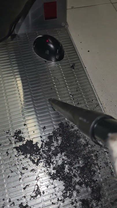 오늘도 어김없이 에스컬레이터 핸드레일 가루청소 에스컬레이터 Escalator 핸드레일 청소 무선청소기 Youtube
