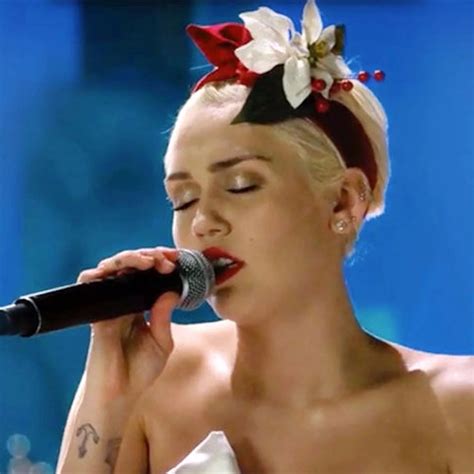 💓a Thread Of Miley Cyrus Singing Christmas Songs Through The Years💓