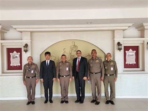 พลตำรวจโท เสนิต สำราญสำรวจกิจ ผู้บัญชาการโรงเรียนนายร้อยตำรวจ ให้การต้อนรับ คุณคริส เอ แคนเท