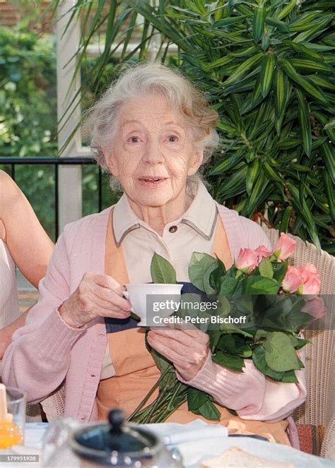 Inge Meysel Die Blauen Und Graue Tagezdf Blumen Rosen News Photo Getty Images
