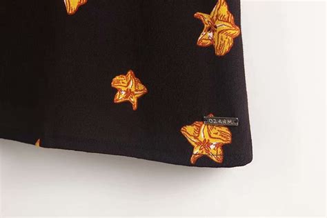 Дамски потник с тънки презрамки и гол гръб в черен цвят с десен Badu Bg