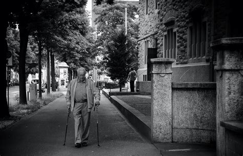 무료 이미지 빛 검정색과 흰색 사람들 도로 화이트 밤 사진술 골목 도시의 어둠 검은 단색화 조명 Bw 솔직한 하부 구조 스위스 스냅 사진