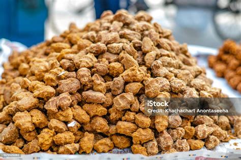 사탕수수에서 나온 설탕이 인도 사르나트에 있는 노점상 카트에 쌓여 있습니다 0명에 대한 스톡 사진 및 기타 이미지 0명 갈색 건강한 생활방식 Istock