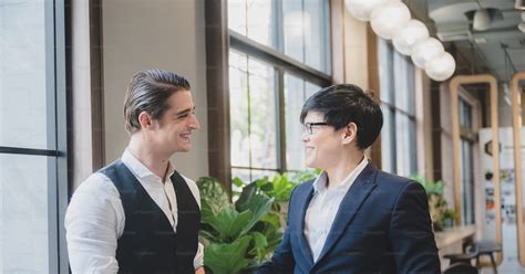 비즈니스 파트너 팀 협력 동료 파트너십과의 브레인 스토밍 및 악수 계약 거래 프로젝트 고객과의 임원 토론 비즈니스