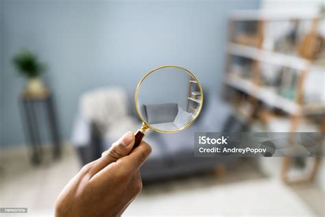 돋보기로 집에서 검색하는 남자 돋보기 광학 기기에 대한 스톡 사진 및 기타 이미지 돋보기 광학 기기 소파 가정의 방 Istock