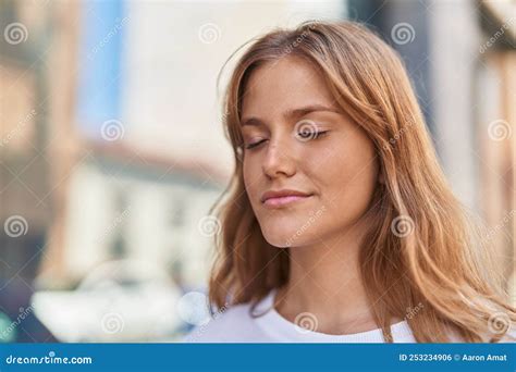 Jovencita Rubia Sonriendo Segura Respirando En La Calle Foto De Archivo