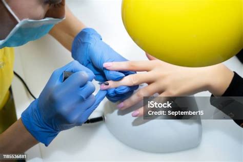 네일 케어 살롱에서 매니큐어 마스터는 소녀 아름다움과 건강을 매니큐어 매니큐어 프로세스 마스크와 장갑을 착용하십시오 매니큐어 건강관리와 의술에 대한 스톡 사진 및 기타