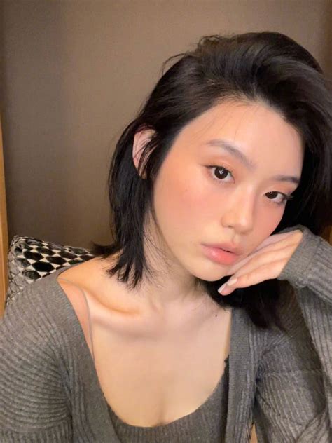 奚梦瑶着灰色针织衫大秀锁骨 面露甜笑性感撩人 搜狐大视野 搜狐新闻