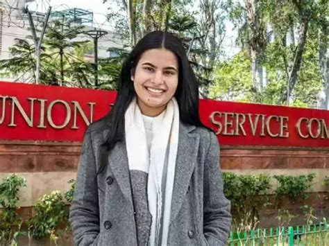 Ias Success Story यूपीएससी में बिना कोचिंग हासिल की 72वीं रैंक जानें आईएएस मुस्कान ने कैसे की