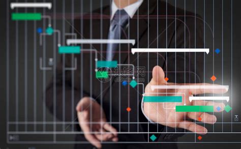 项目经理使用里程碑进度计划和甘特图调度虚拟图表来工作和更新任务商人张开双手高清图片下载 正版图片503482283 摄图网