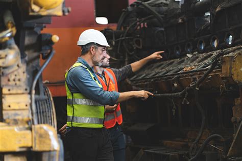 전력 및 안전 서비스 시스템을 제어하기 위해 일하는 전문 기술자 엔지니어 공장 기술 측면에서 산업 장비를 유지 보수 및 점검하는
