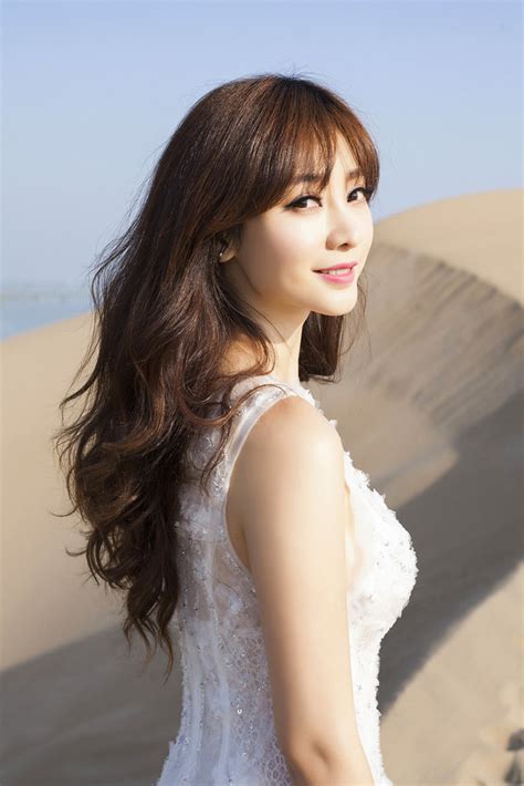 Chinese Beautiful Model Liu Yan 柳岩 With Sexy White Dress On Desert