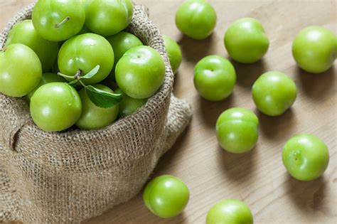 신선한 잘 익은 유기농 녹색 매 화 또는 나무 배경에 삼 베 자루에 Greengage 5 월과 6 유월 과일 여름 과일 개념 0명에 대한 스톡 사진 및 기타 이미지 Istock