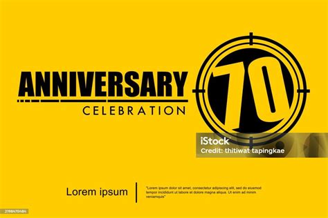 창립 70주년 기념 엠블럼 노란색 배경에 대상 십자선으로 격리 된 검은 기념일 로고 웹 전단지 포스터 인사말 카드에 대 한 벡터 일러스트 레이 션 템플릿 디자인 70주년에
